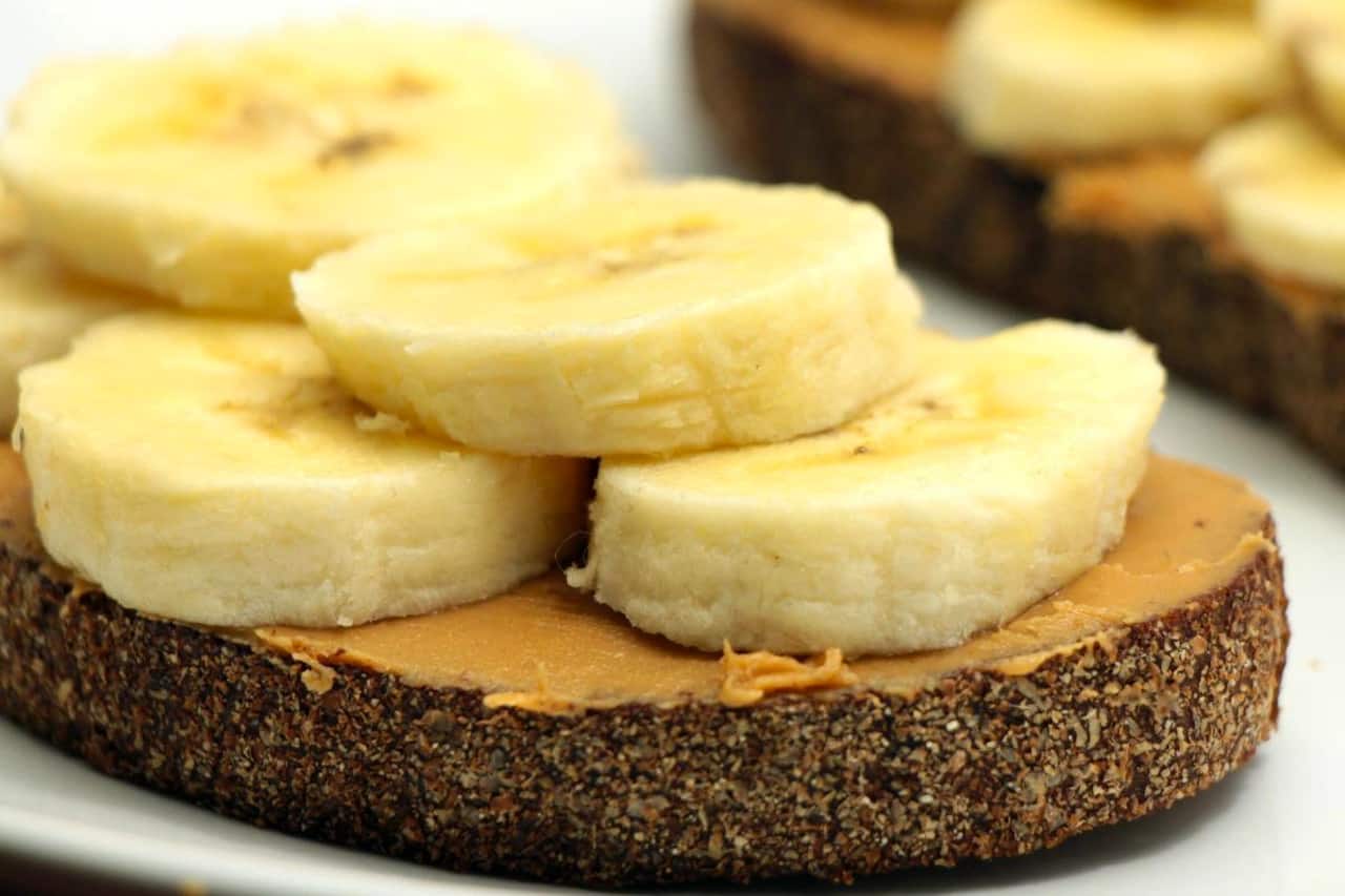Tostadas de pan integral con mantequilla de almendras y plátano